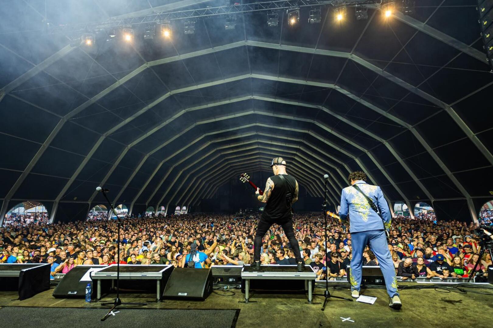 Bassist Nederlandse punkband Heideroosjes stopt na arrestatie in ...