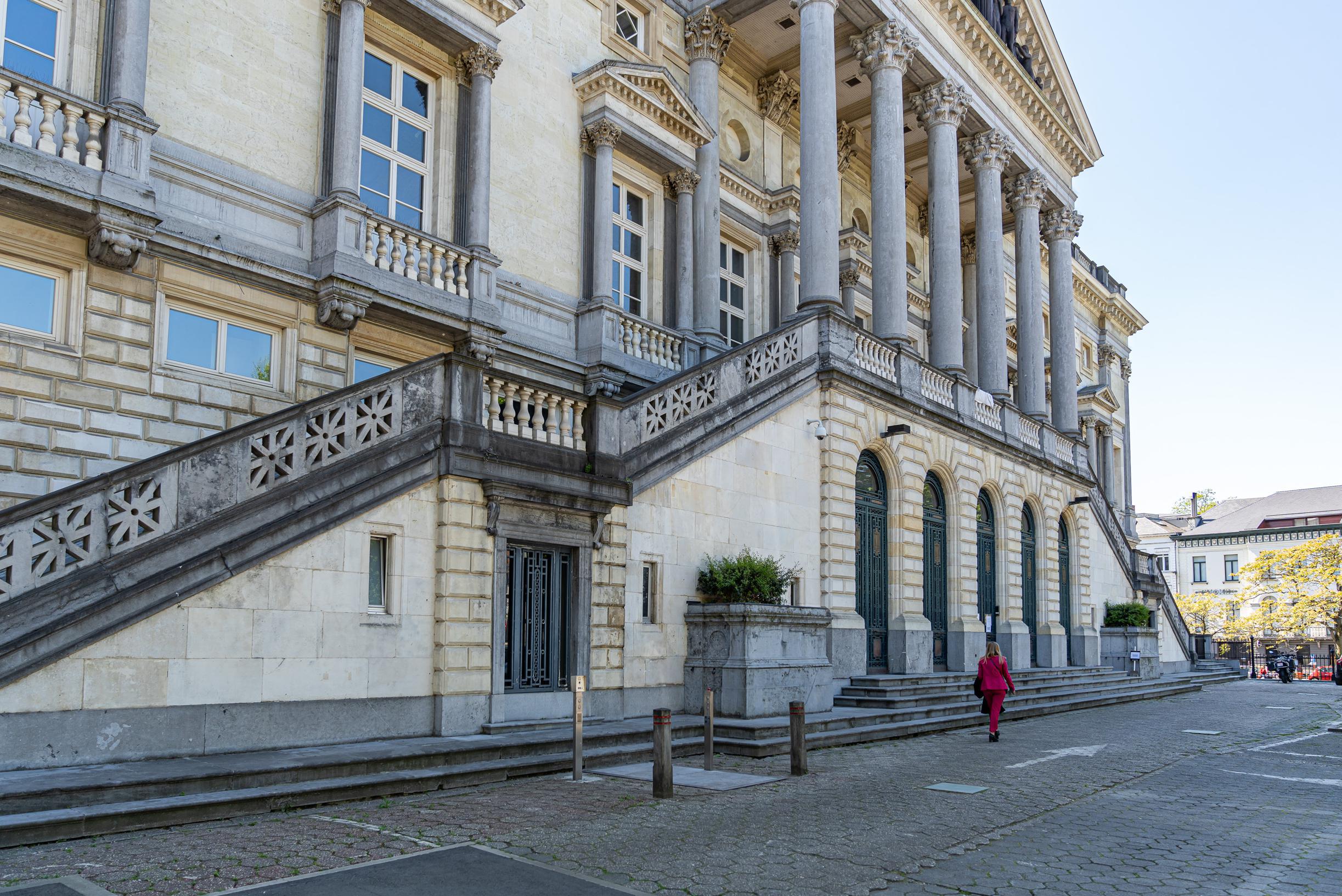“Ik heb me inderdaad toen als een kalf gedragen”: politieman beschaamd ...