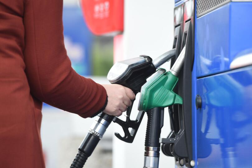 Benzine tanken wordt donderdag duurder | HBVL