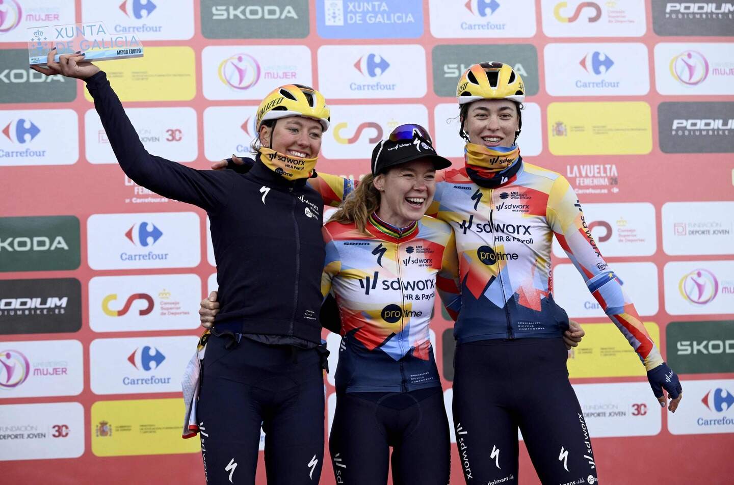 Paula Blasi staat perplex na eindzege in de Vuelta, SD Worx likt de ...