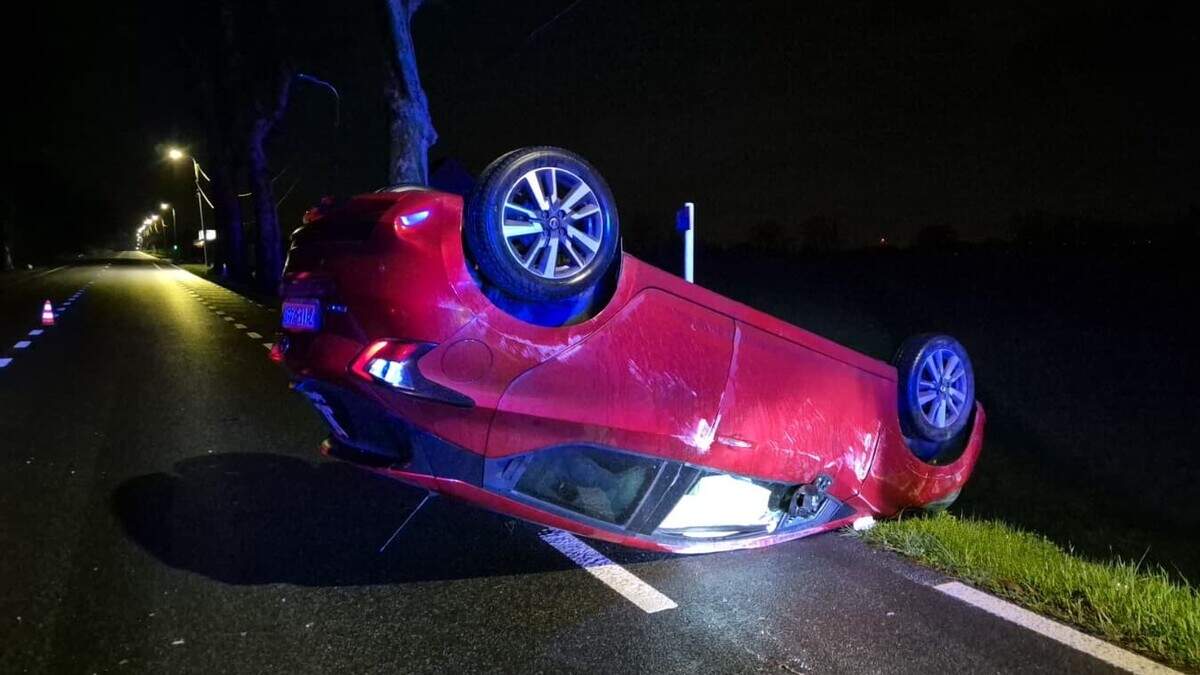 Auto belandt op zijn dak op steenweg, maar jonge bestuurder wil niet ...