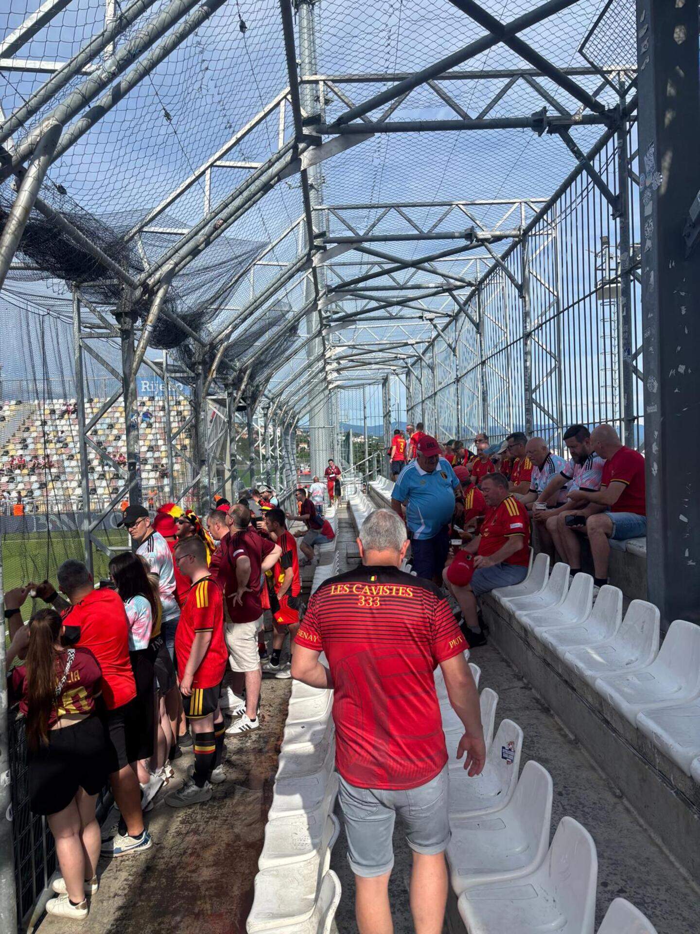 IN BEELD. Achter slot en grendel: 250 meegereisde Belgische fans moeten ...