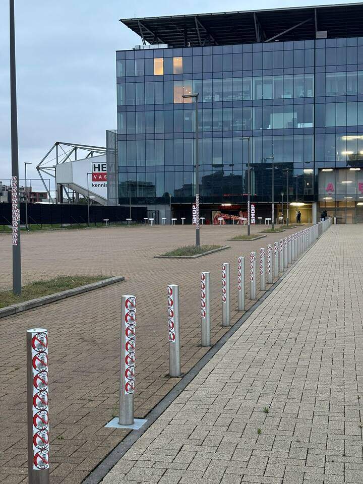 VIDEO. “Welkom op het kerkhof van Steve”: Antwerp-fans protesteren met ...