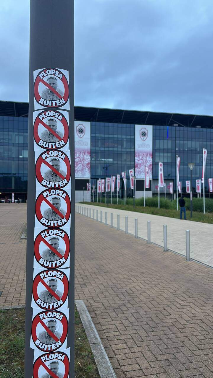 VIDEO. “Welkom op het kerkhof van Steve”: Antwerp-fans protesteren met ...