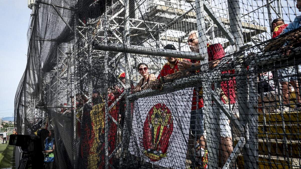 IN BEELD. Achter slot en grendel: 250 meegereisde Belgische fans moeten ...